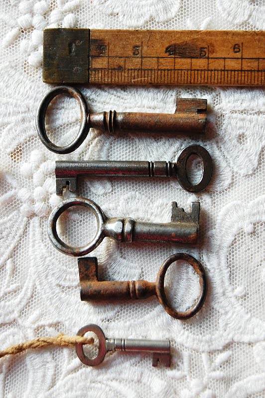 Lululiz in Vintageland: Tiny Antique French Keys, set of 5 - SOLD