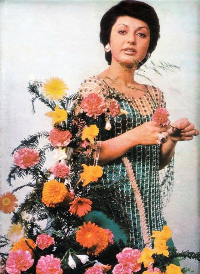 40 Fascinating Photographs of Googoosh, One of Iran's Biggest Pop Stars ...