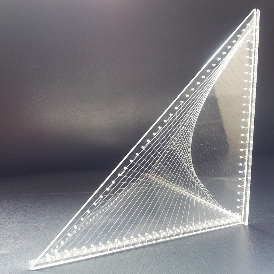 Hilatura: Pirámide Elíptica transparente. Acrílico nylon, 15x15x15 cm ...