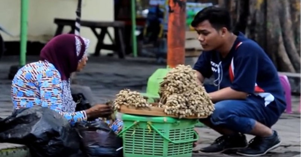 Nenek Penjual Kacang Ini Hidup Dengan Kekurangan Siapa Sangka Dirinya