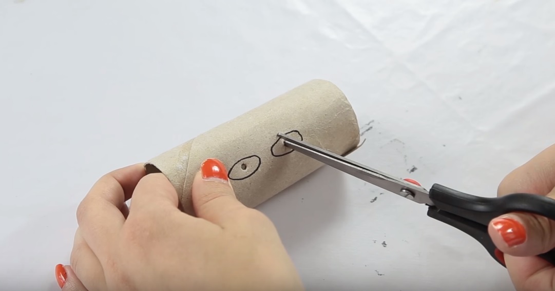 tubo de carton con ojos