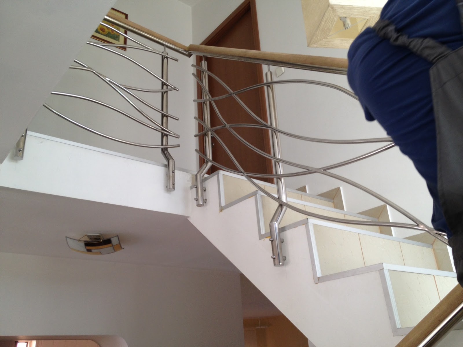 Balustrada inox cu mana curenta din lemn masiv si intermediare roluite ...