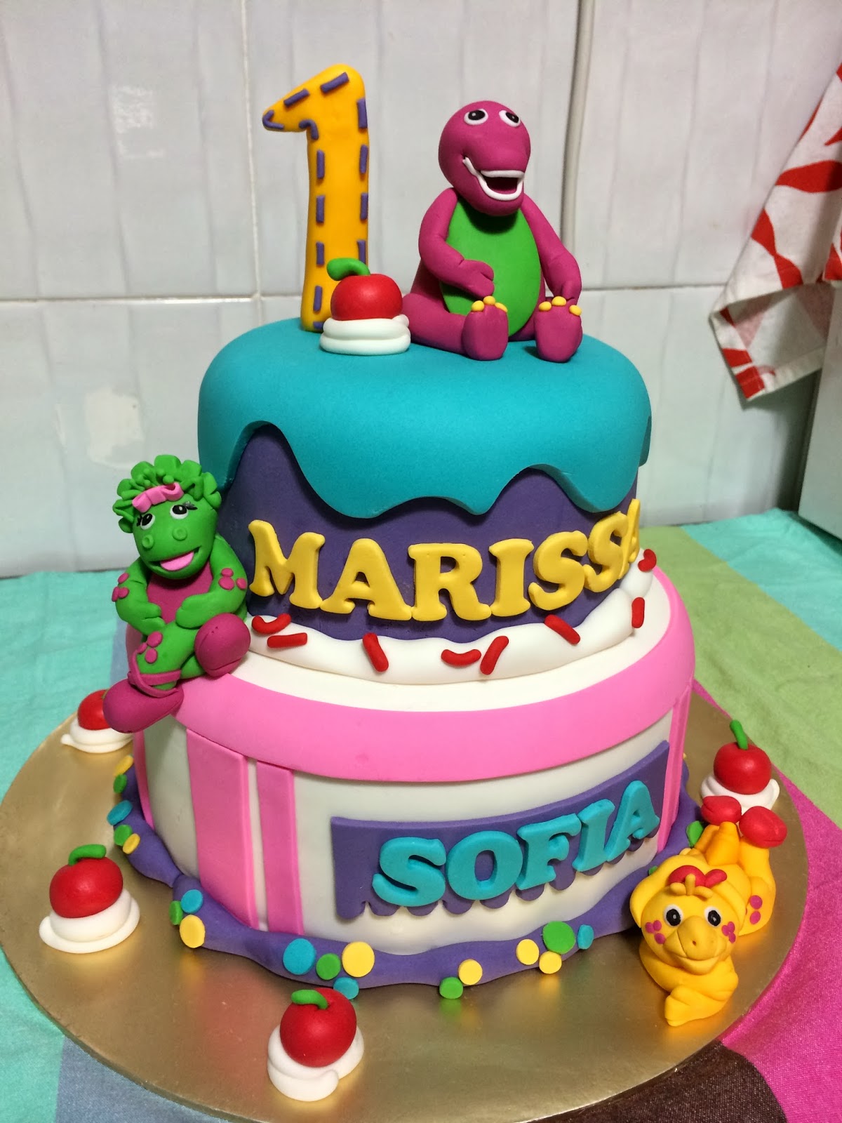 CoMeLiCiOuS: Barney 2tier Cake