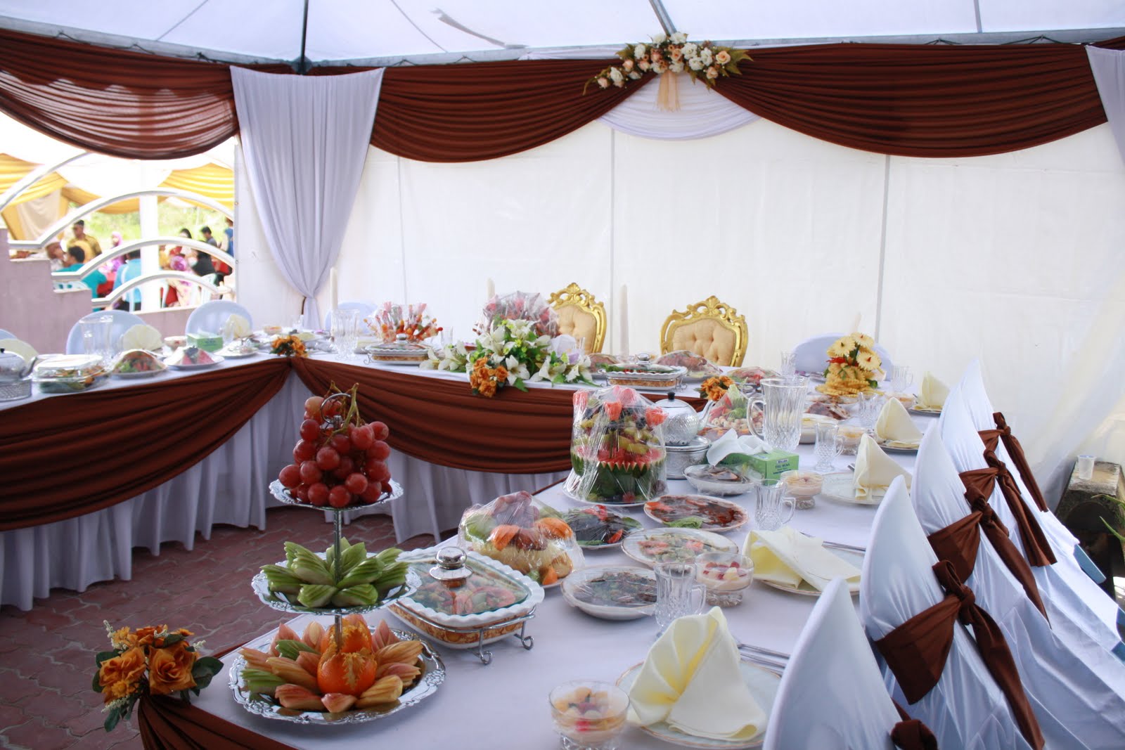 PERKHIDMATAN KATERING (CATERING SERVICES): Meja Makan Beradab