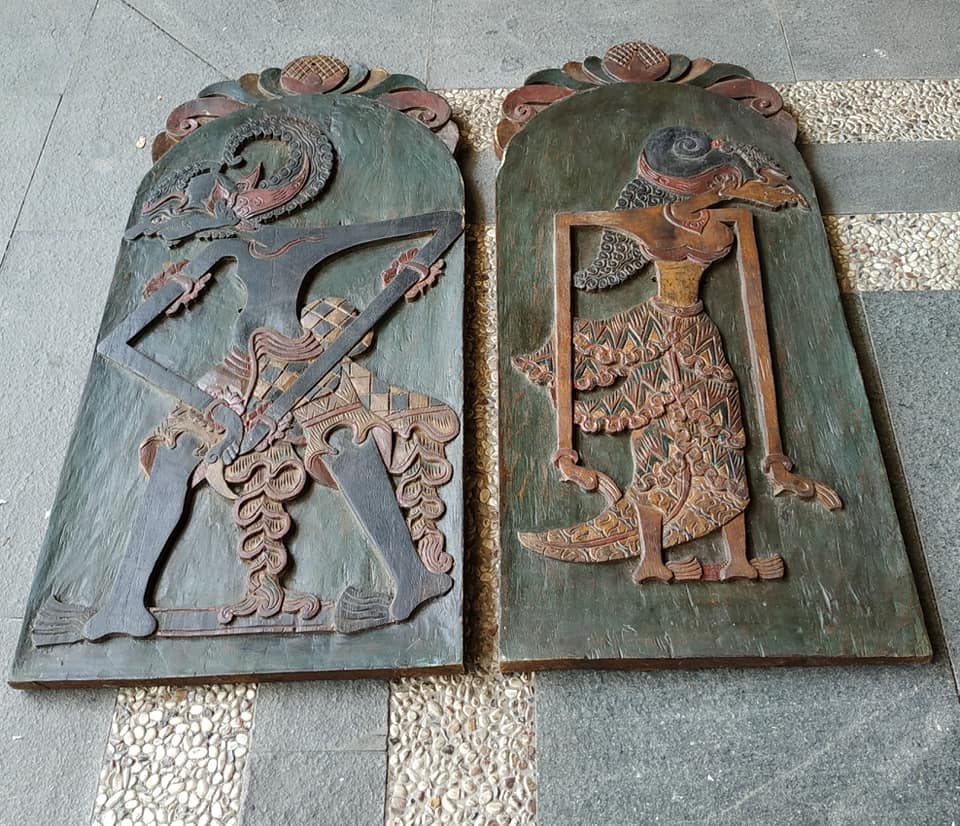 TEMUAN GALERI: Sepasang Ukiran Wayang - ( terjual )
