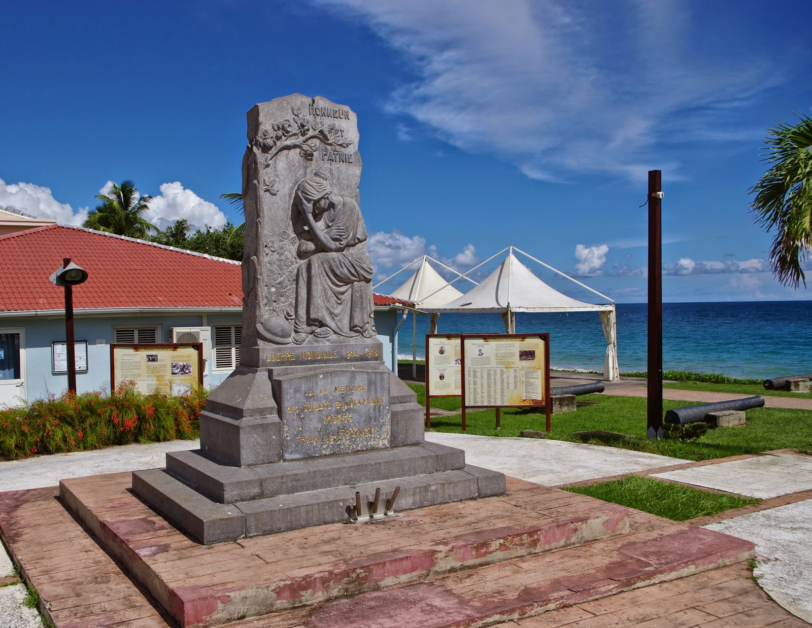 PHOTOS D'IL: Première expo " Les monuments aux morts de la Martinique"