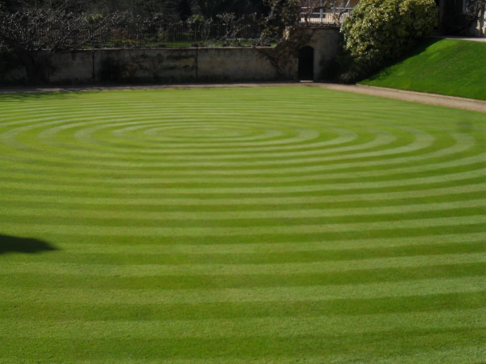 Worcester College Gardeners 2009-2018: Round In Circles