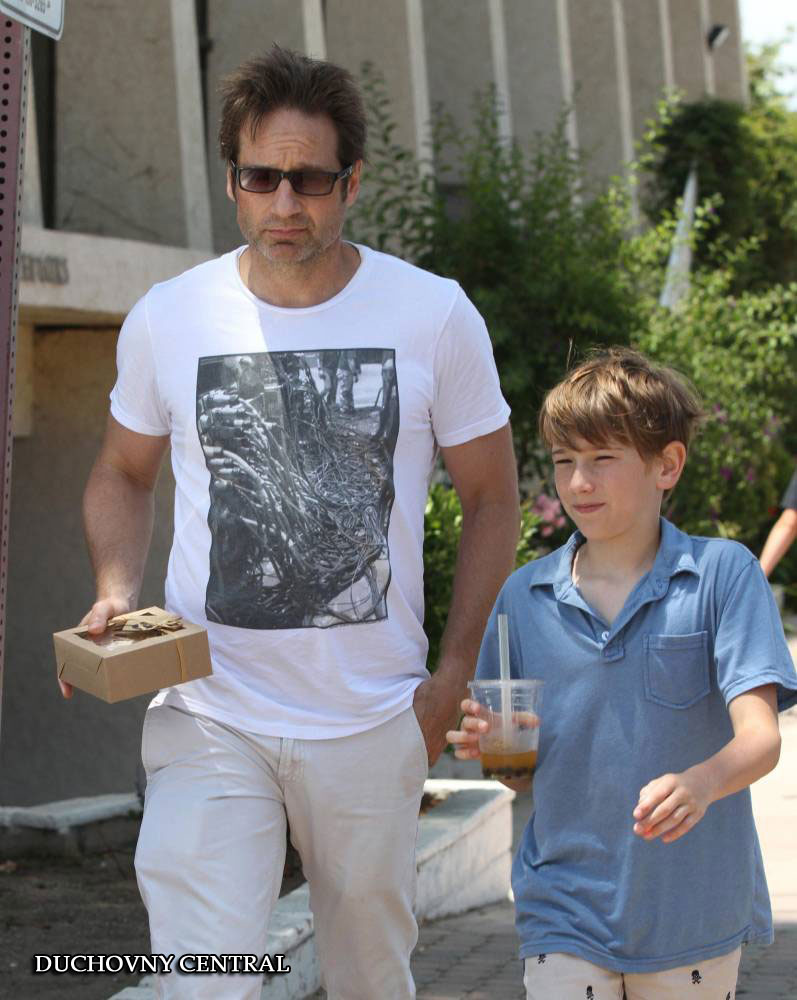 David Duchovny and son Miller go for a walk in Malibu | Duchovny Central