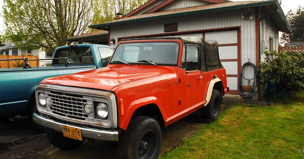 OLD PARKED CARS.: 1972 Jeep Commando.