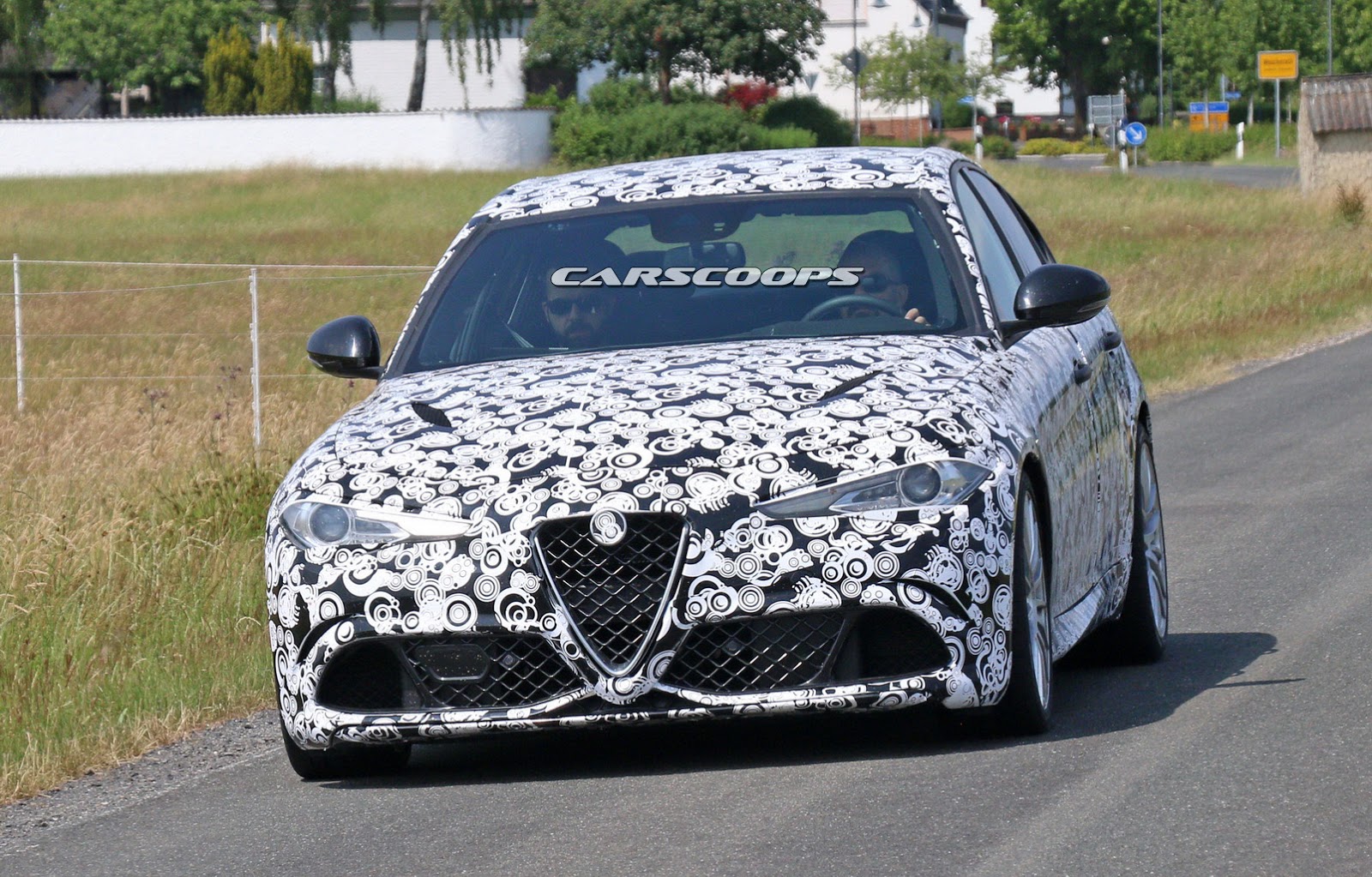2016 Alfa Romeo Giulia sports sedan finally officially revealed - Range ...