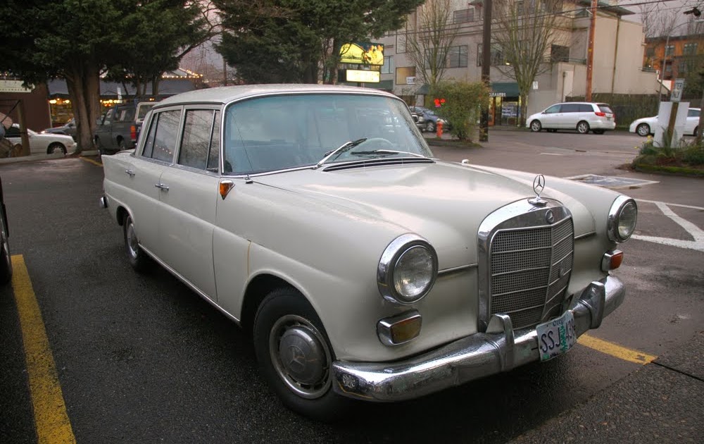 OLD PARKED CARS.: 1965 Mercedes-Benz 190C.
