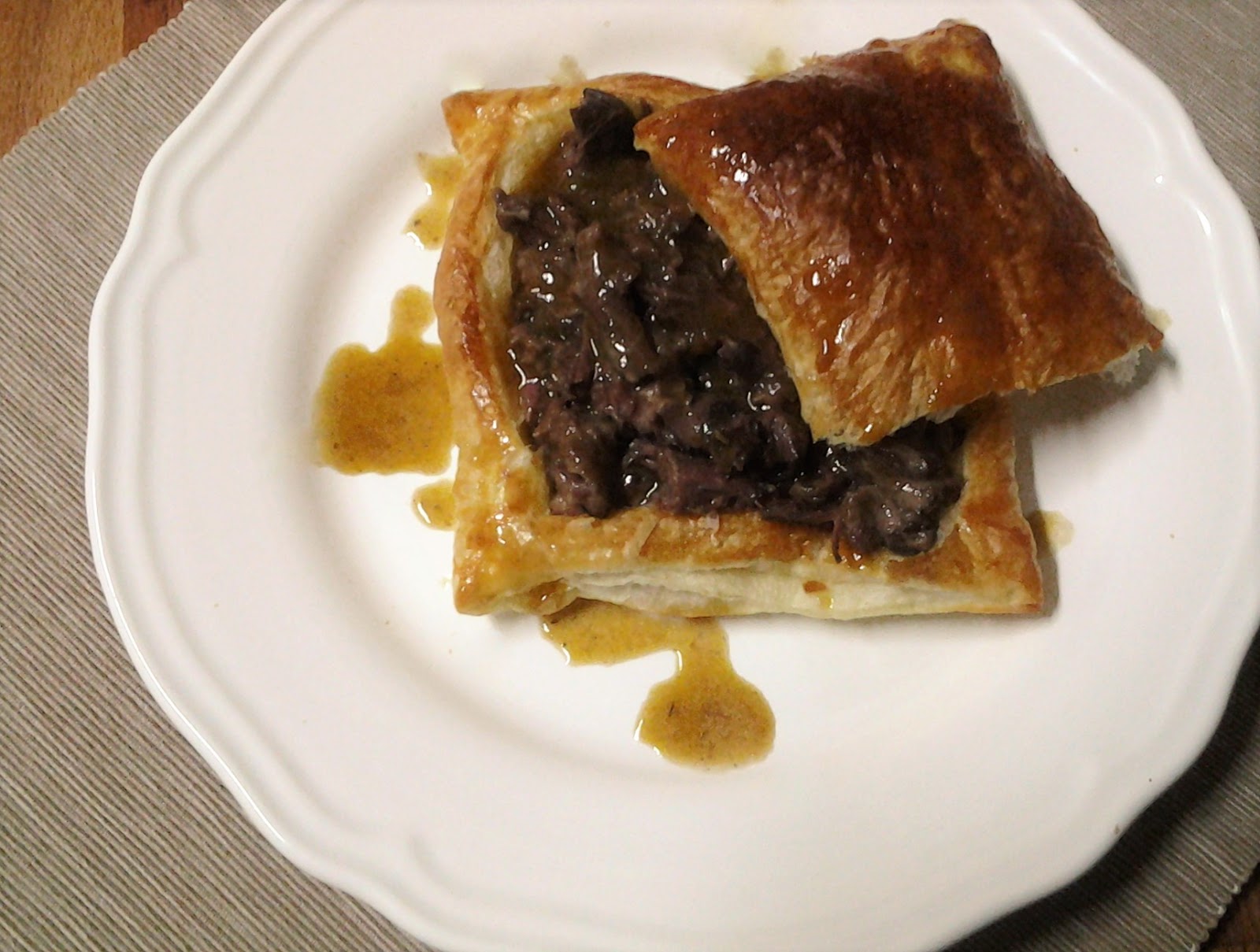 LA COMIDA LO PRIMERO: GUISO DE RABO DE TORO, TRADICION EN HOJALDRE!