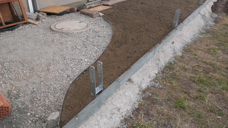 Do|Mi|s Garten: Rabatte an Nordseite gesetzt