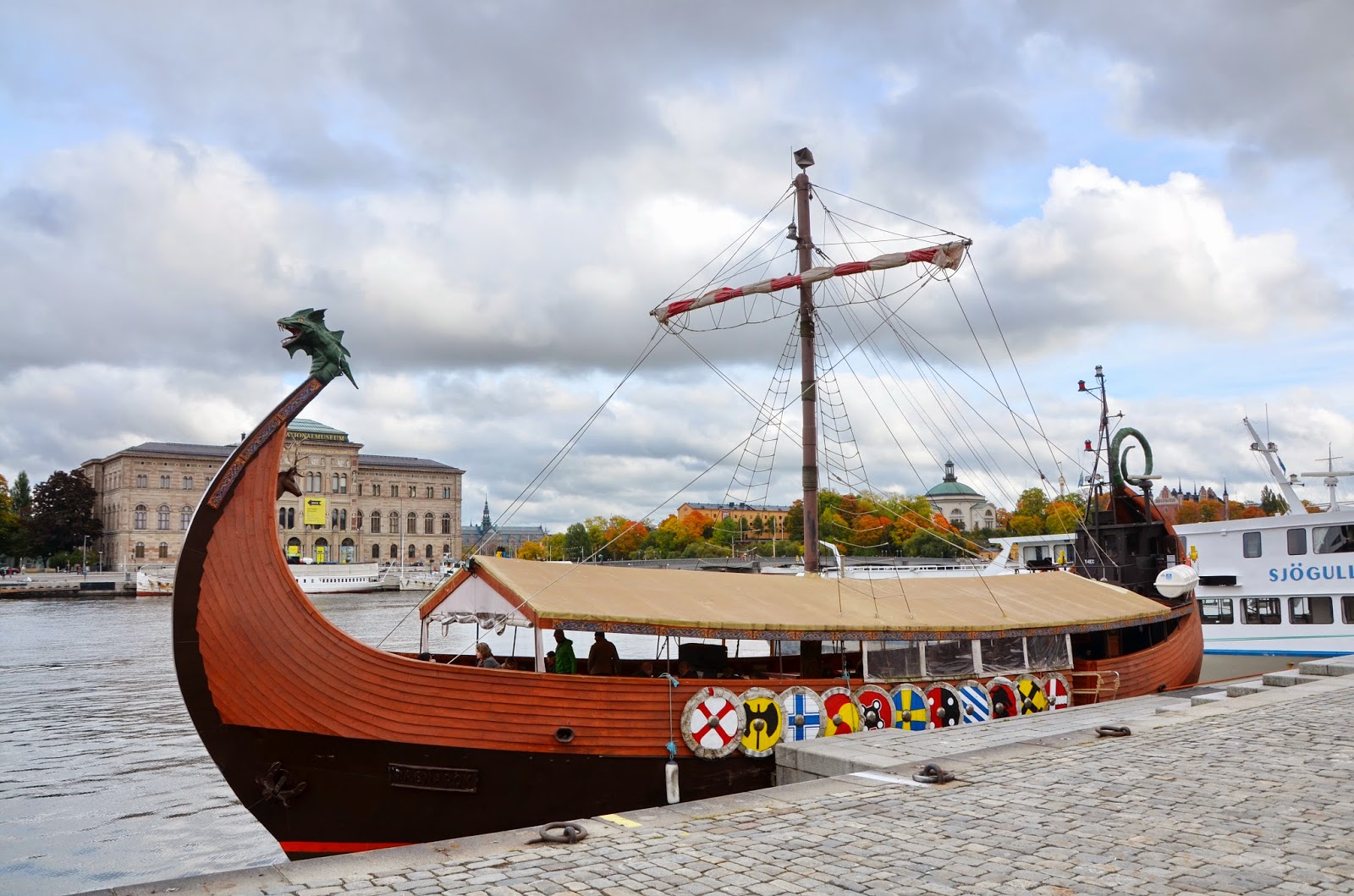 Björnidets blogg: Falskt vikingaskepp i Stockholm