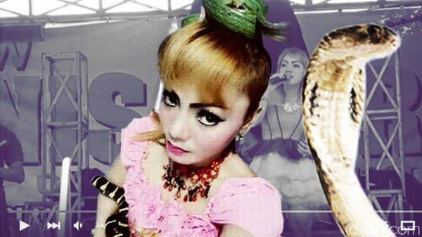 Photos: Singer carries on performing for 45 minutes despite being ...