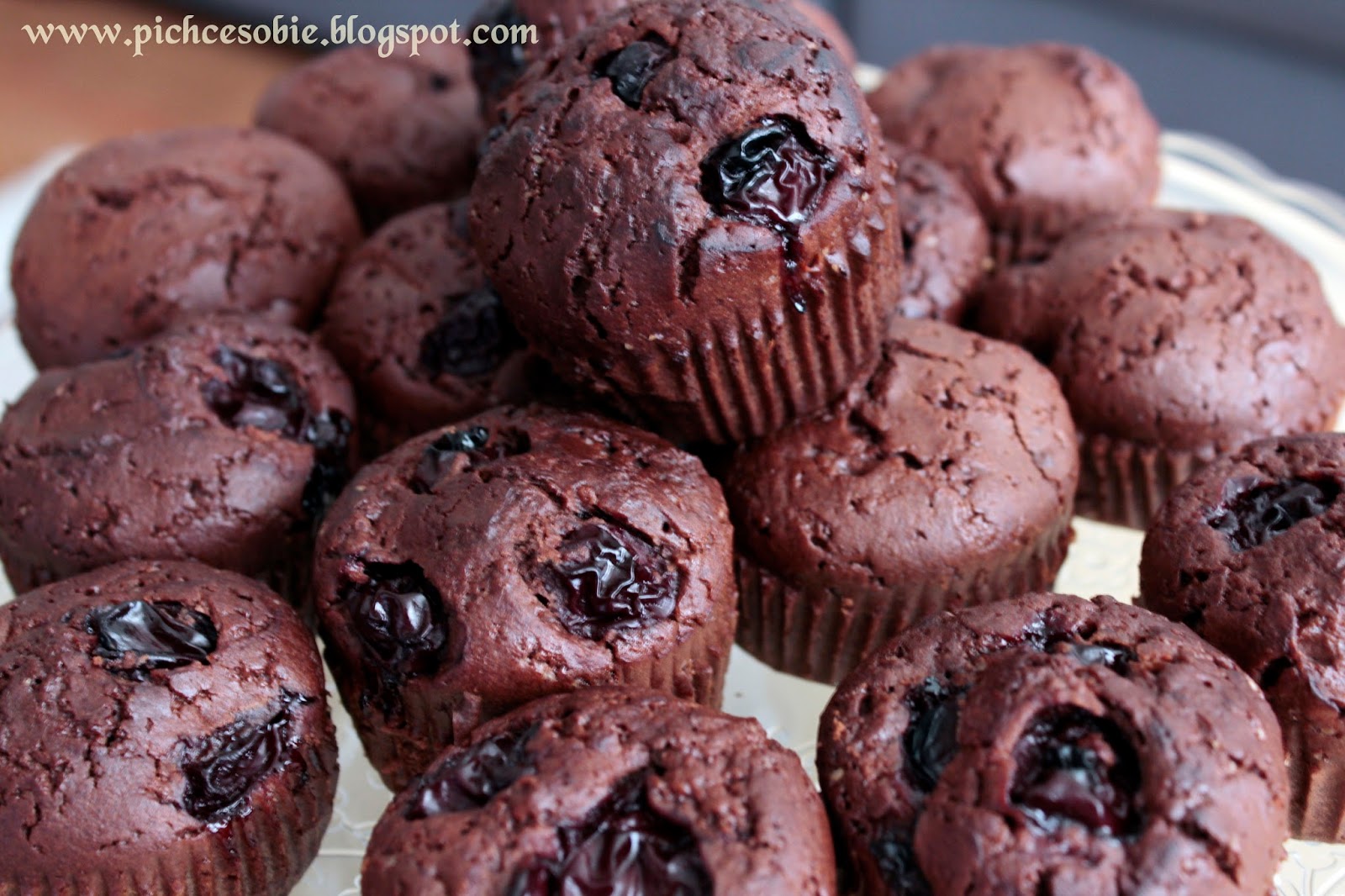 Pichcę sobie: Muffiny czekoladowe z wiśniami