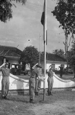 Indonesia Zaman Doeloe: Penurunan bendera Belanda dari tangsi militer ...