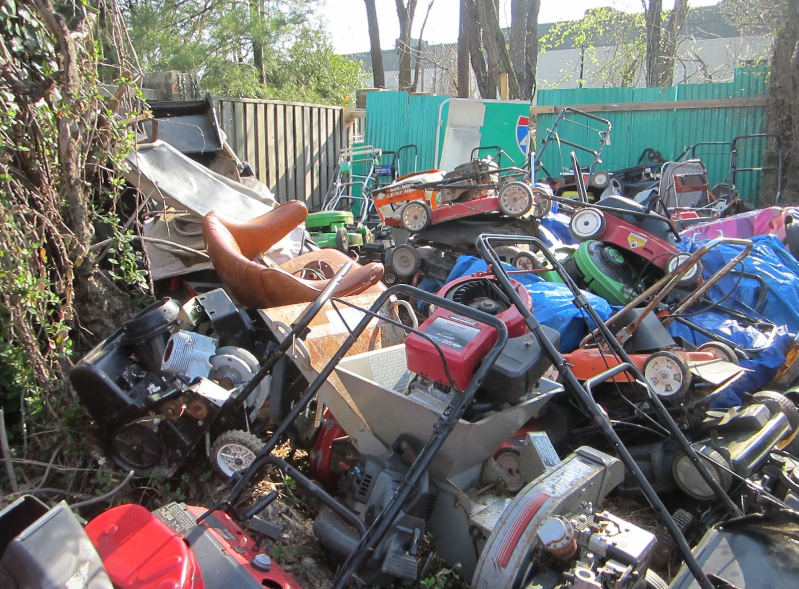 the Annandale Blog: Behind the Annandale newsstand: Is it a junkyard or ... the Annandale Blog: Behind the Annandale newsstand: Is it a junkyard or ...