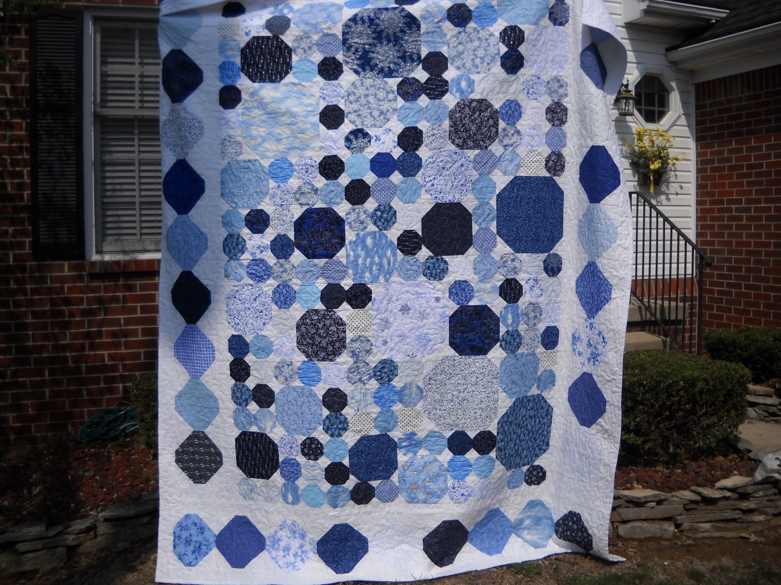 Sew How's This?: HOLY SNOWBALL QUILT