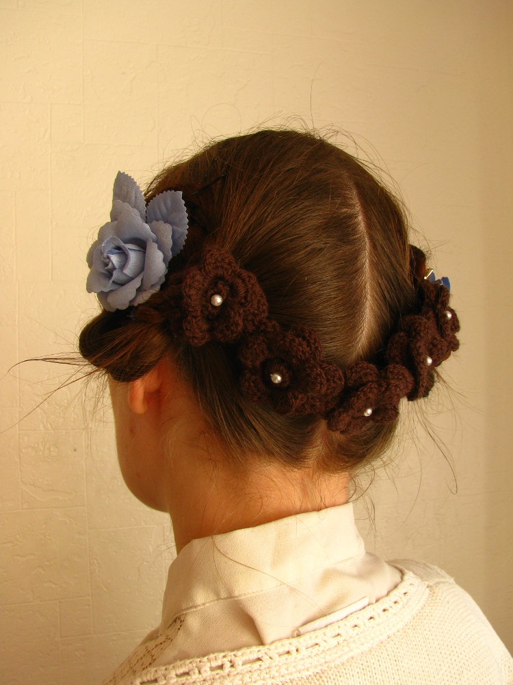 Breiðholt: Two-braid-loop hairstyle.
