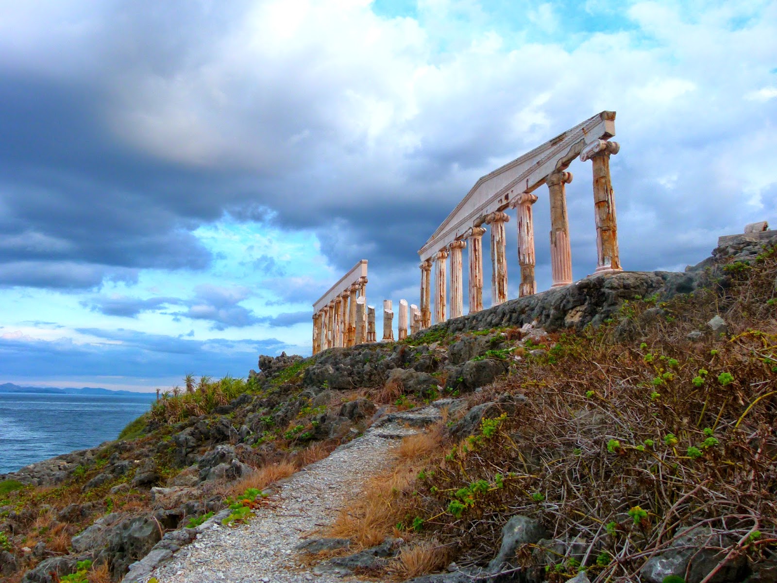 FORTUNE ISLAND - Lakwatserong Tsinelas