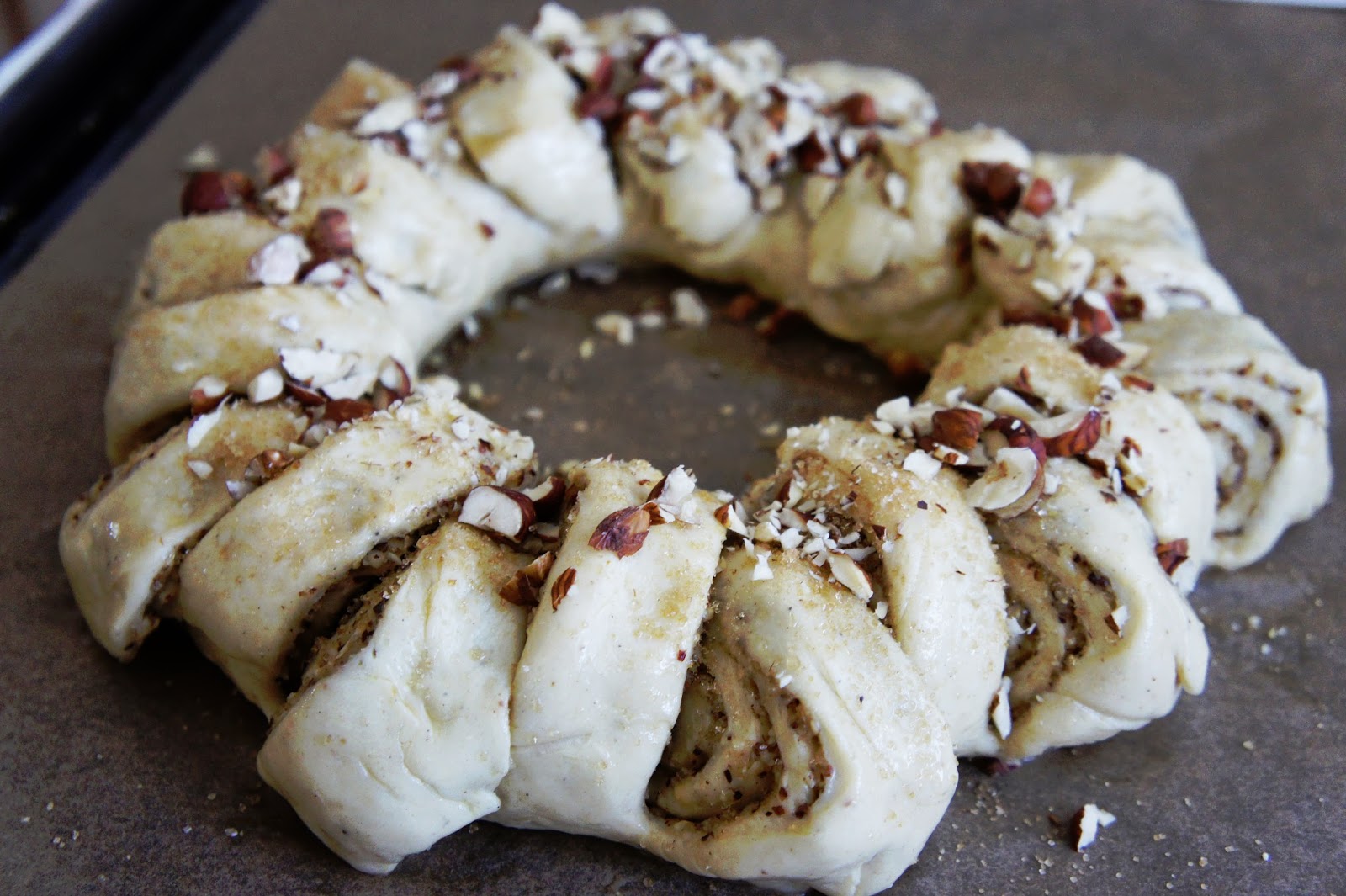 En doft av Nybakt: Kalljäst Vetekrans med Hasselnötter