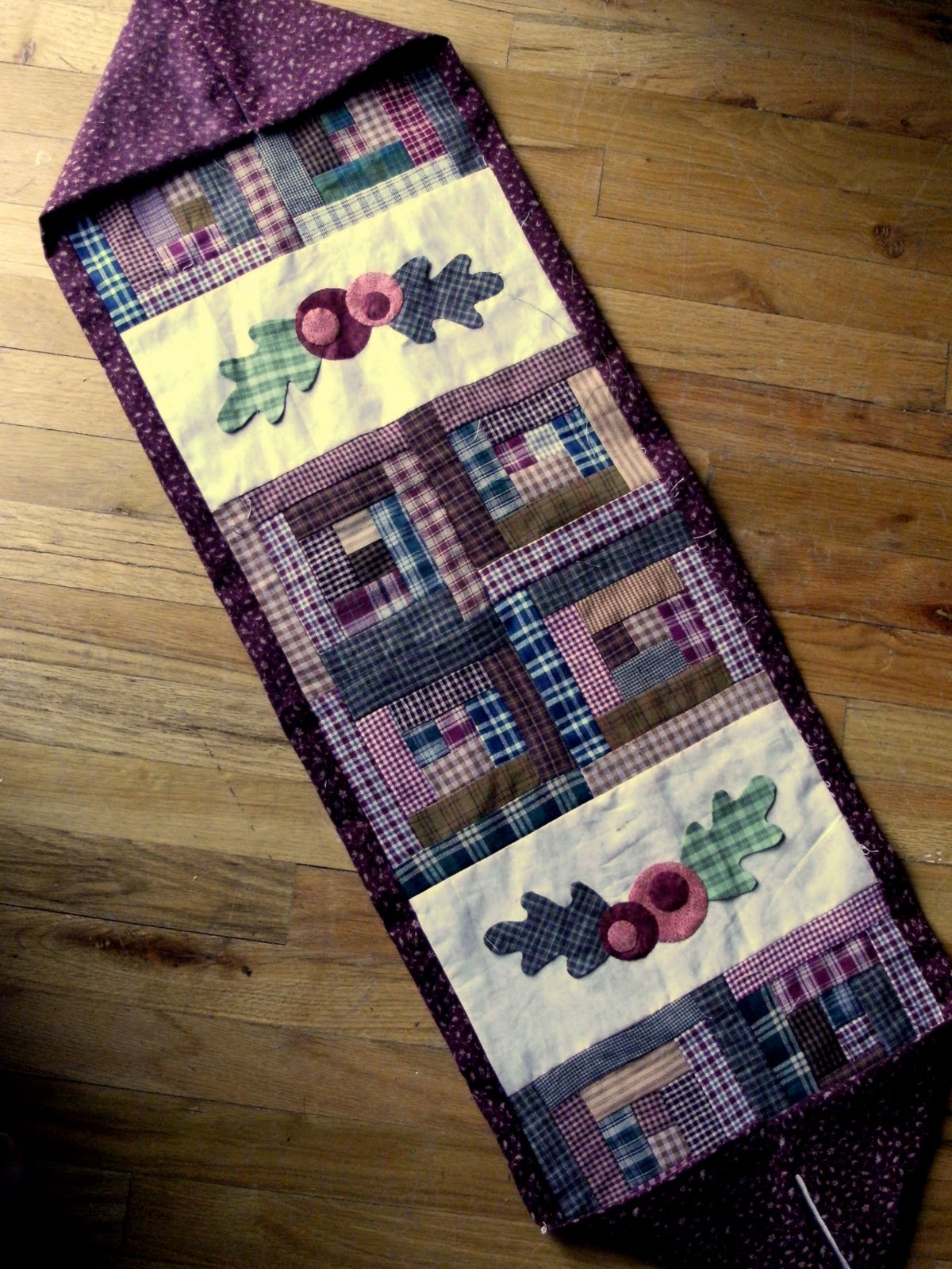 QuiltingMelodies: Log Cabin Table Runner
