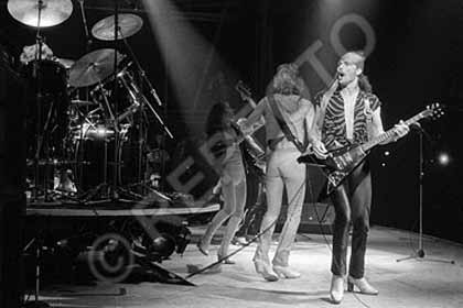 Combe do Iommi ®: Scorpions - Fly to the Rainbow [1974]