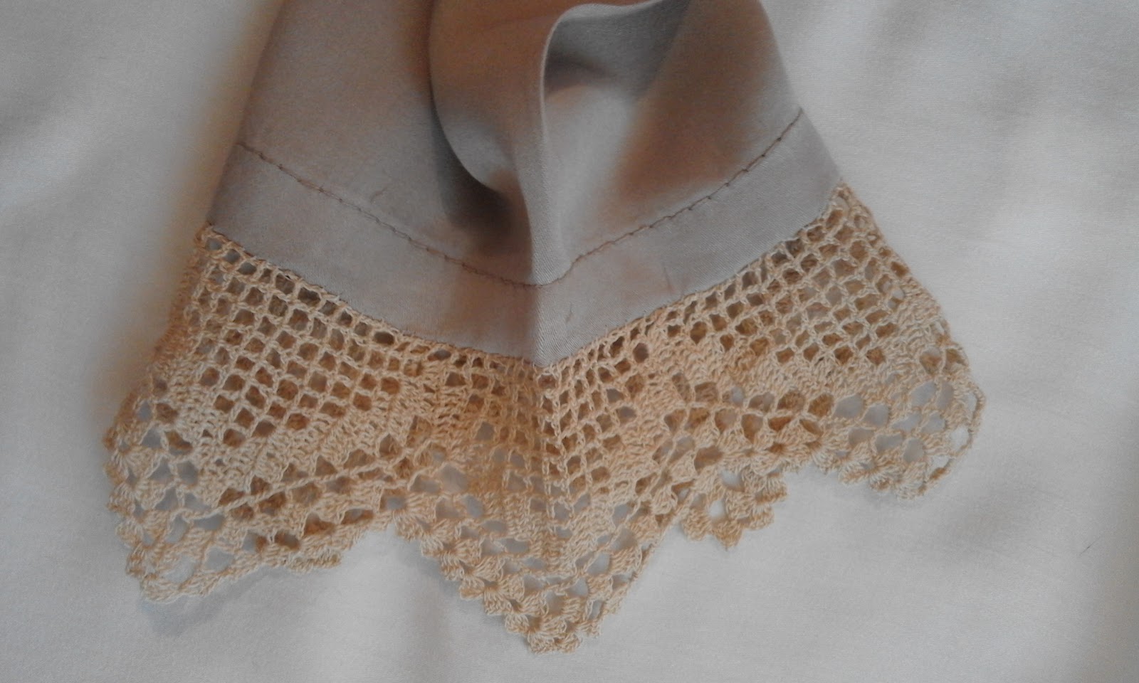 Adriana Hobby: Dantelă croşetată cu colţi - pentru ie românească