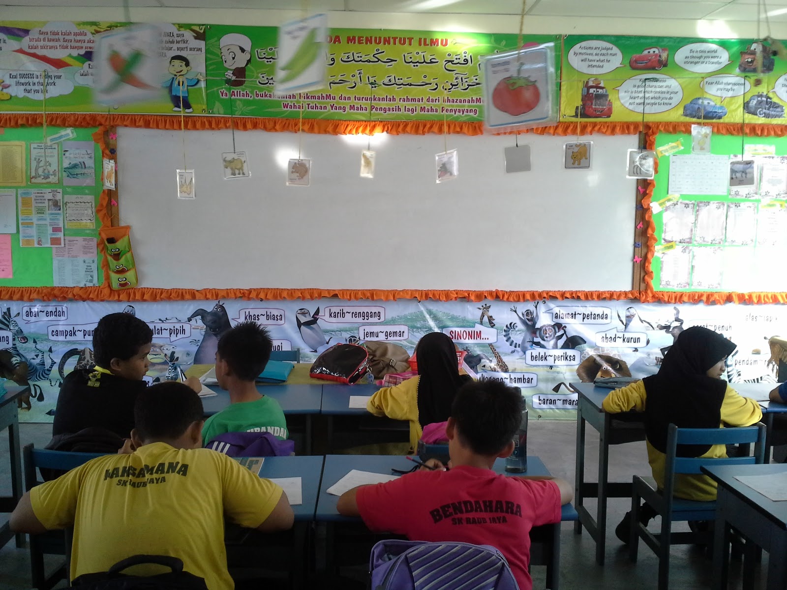 KUFI @ CANVAS: HIASAN KELAS ... GANTI CAT KELAS