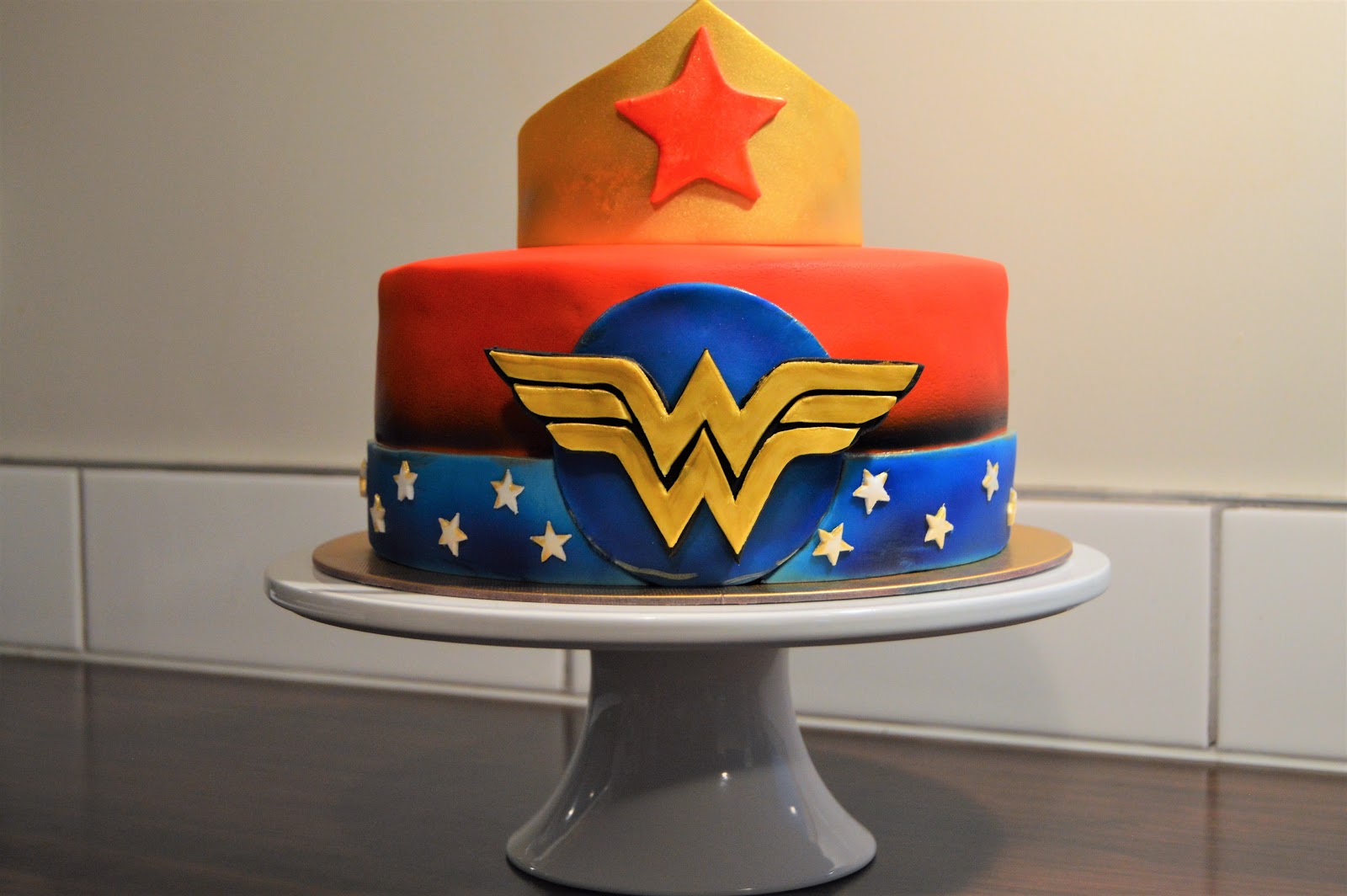 Gabriela's Cakes: Wonder Woman Cake!