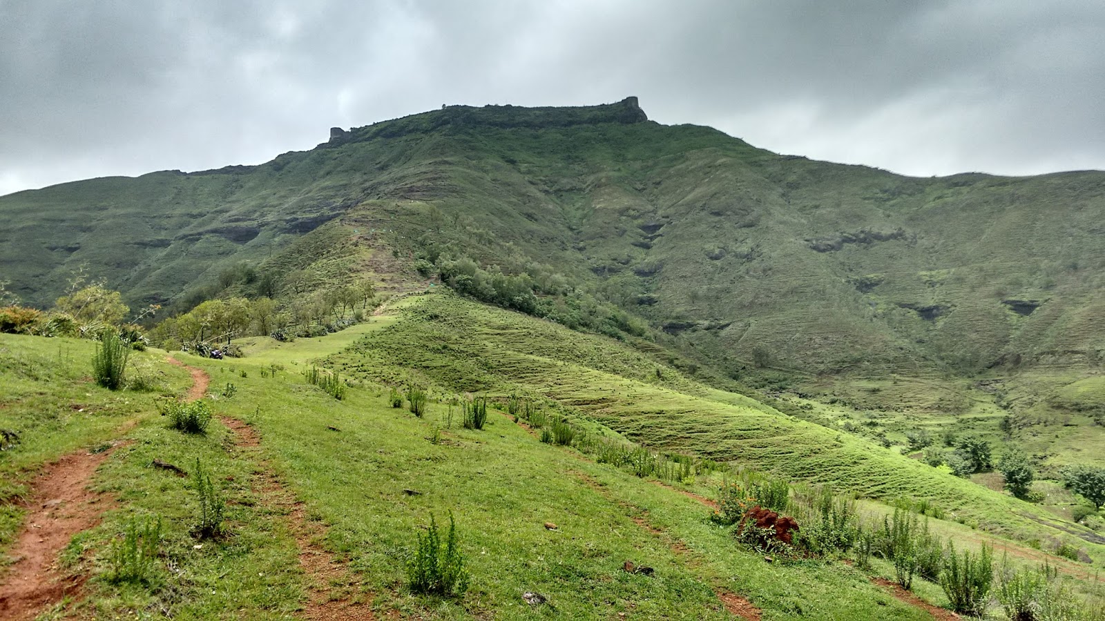 Weekend getaways in Western Ghats around Pune: ROHIDA FORT (VICHITRAGAD ...