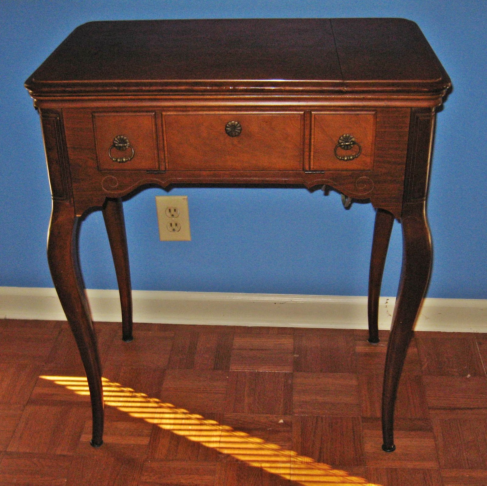 DragonPoodle Studio: Sewing Machine Cabinets