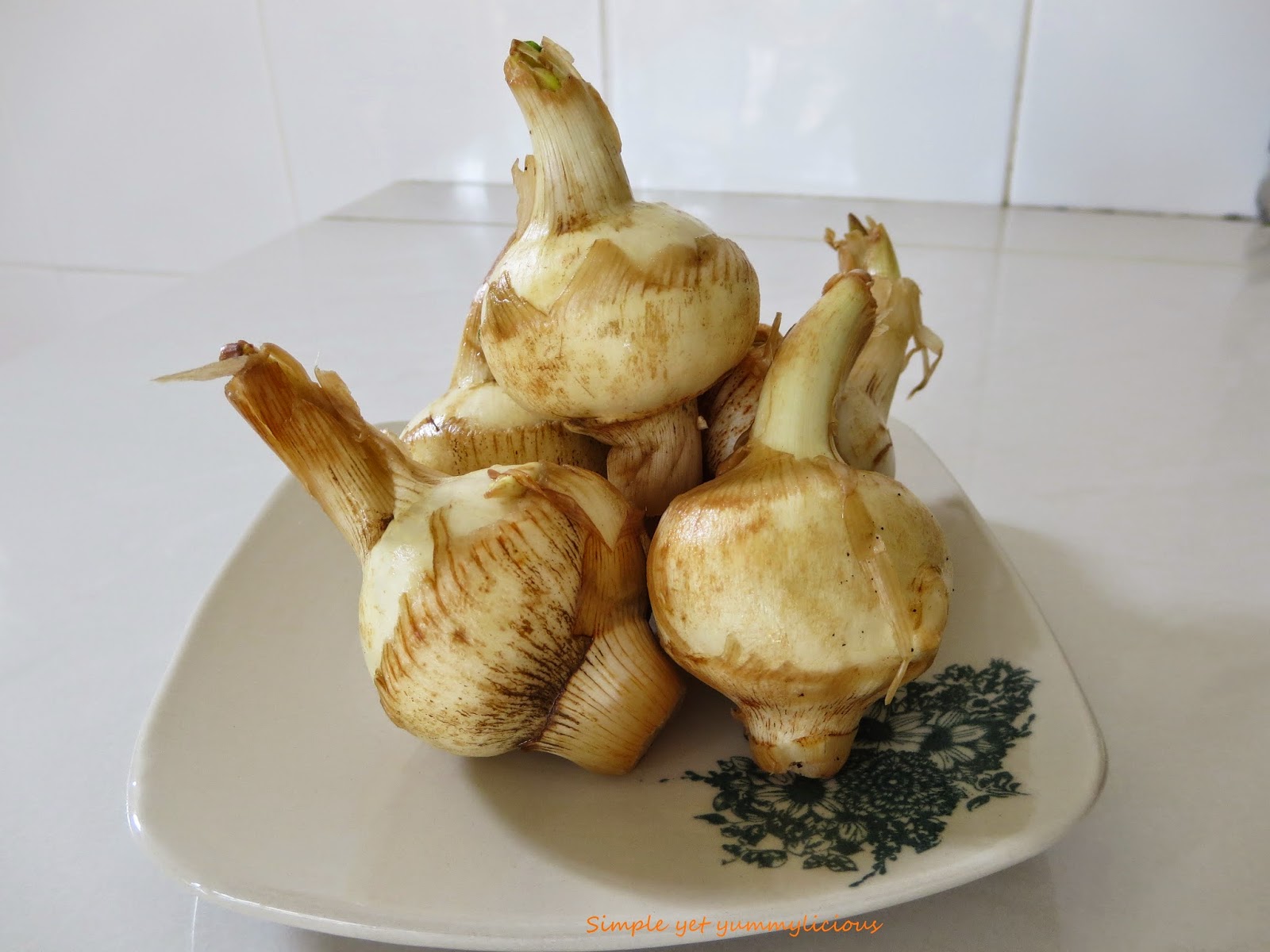 Simple yet yummylicious!: Stir-fried arrowroot/nga gu with Chinese leek ...