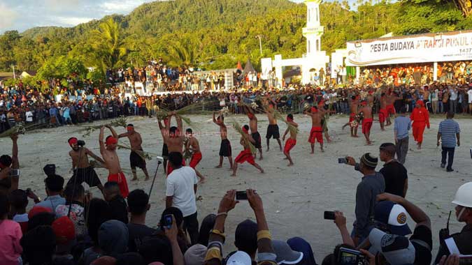 Tradisi Pukul Sapu Lidi Buktikan Maluku Bukan Daerah Konflik - Maluku Post