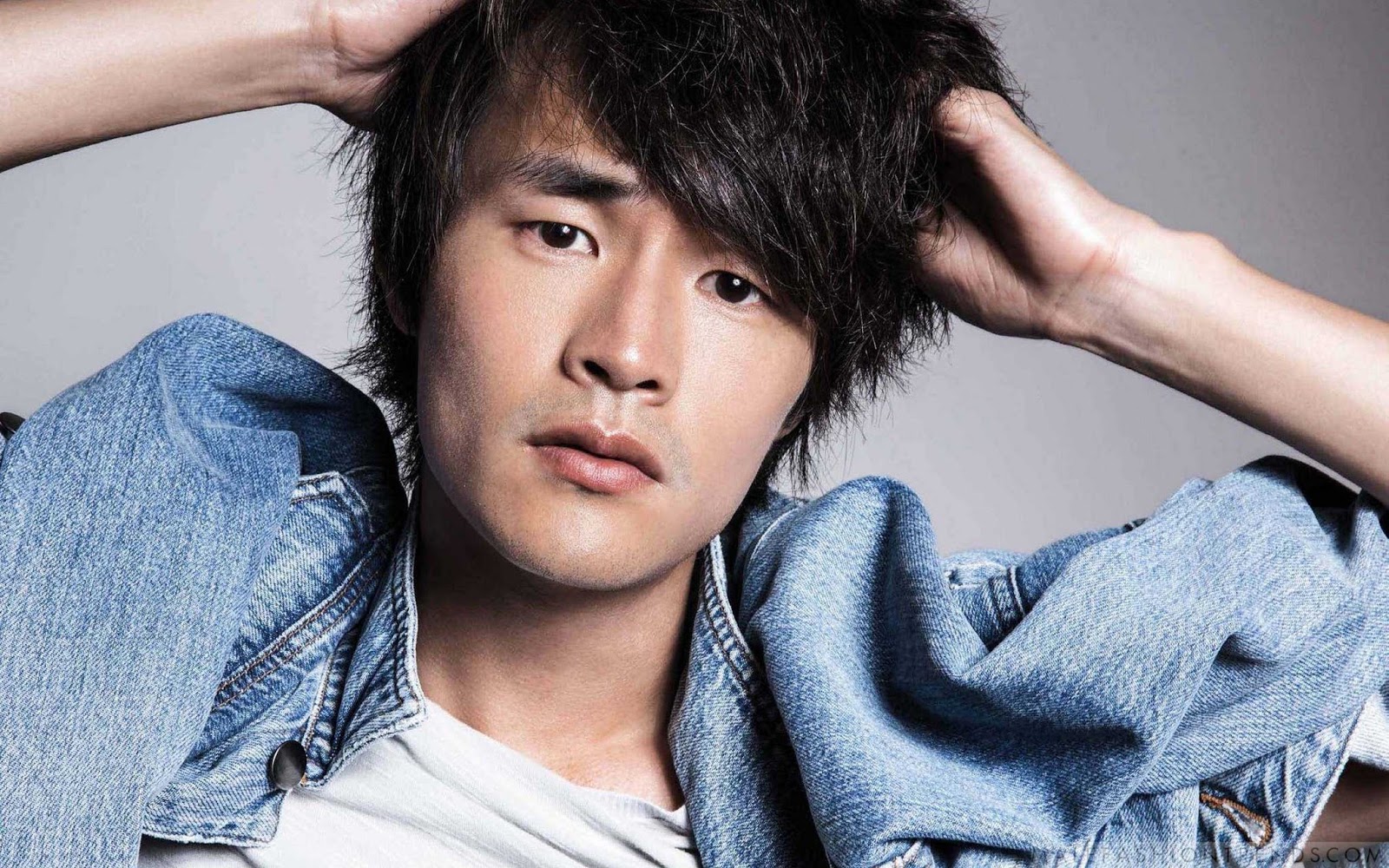 Christopher Larkin explora el denim y otras texturas para DAMAN Magazine