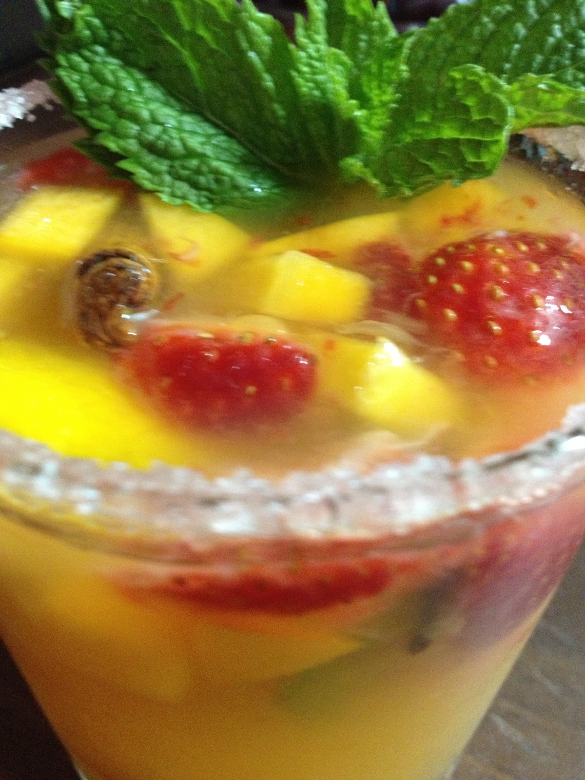 Cóctel de fruta con zumo de naranja, limón y vino blanco - ¡Huele Bien!