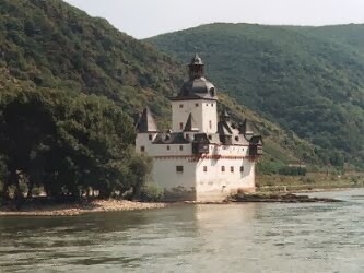 Ploaia de cuvinte: Valea Rinului - siragul de castele