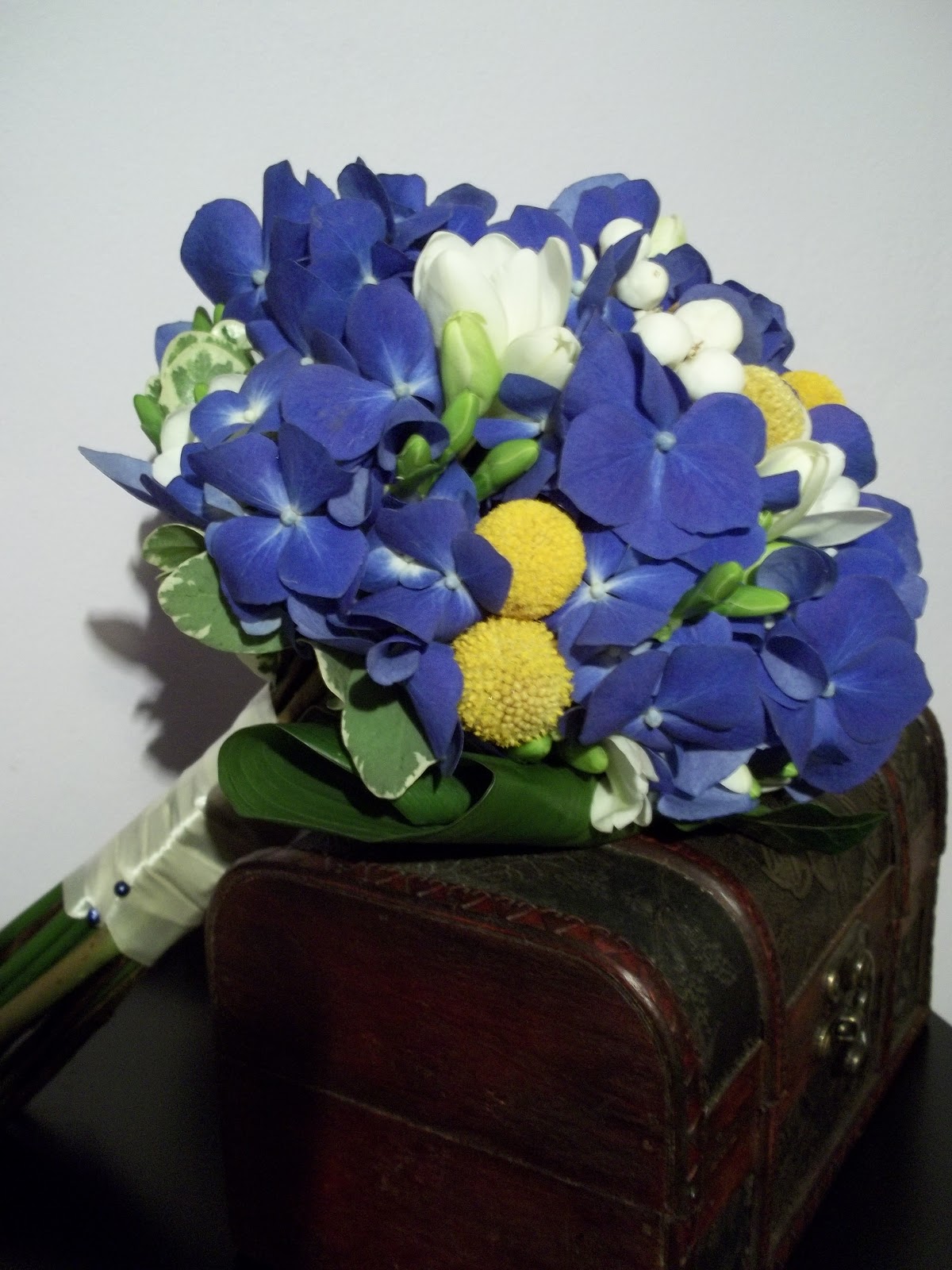 Buchete cu Flori: Buchet nunta hortensie albastra frezii albe si craspedia