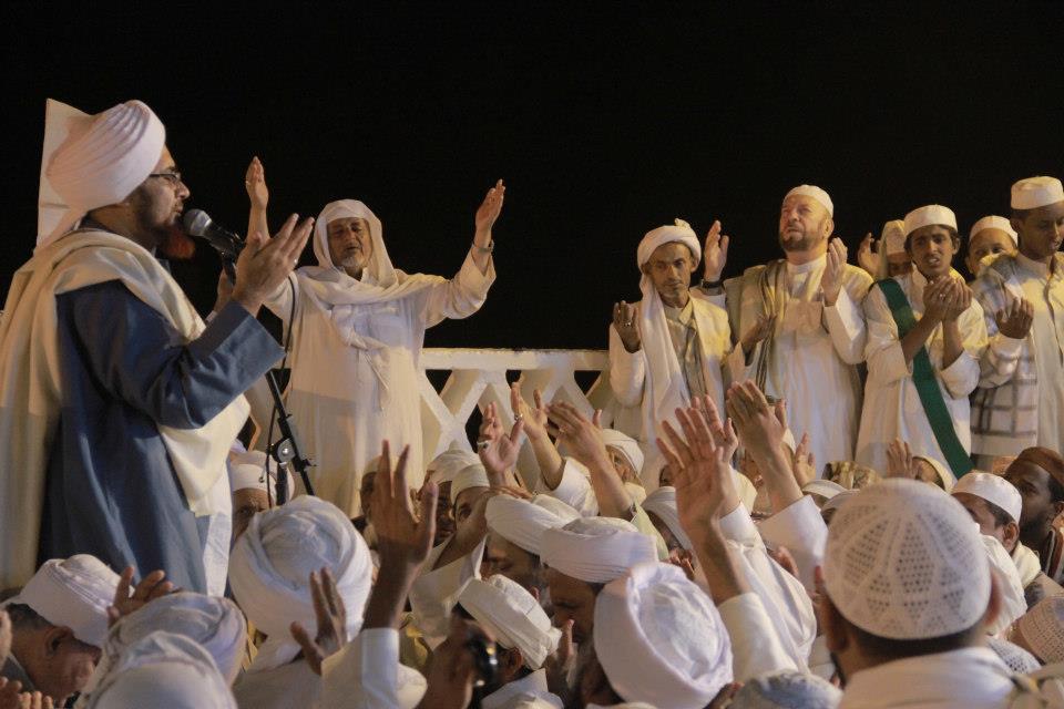 Biografi Ulama dan Habaib: KISAH KEMULIAAN AKHLAK AL-HABIB UMAR BIN HAFIDZ