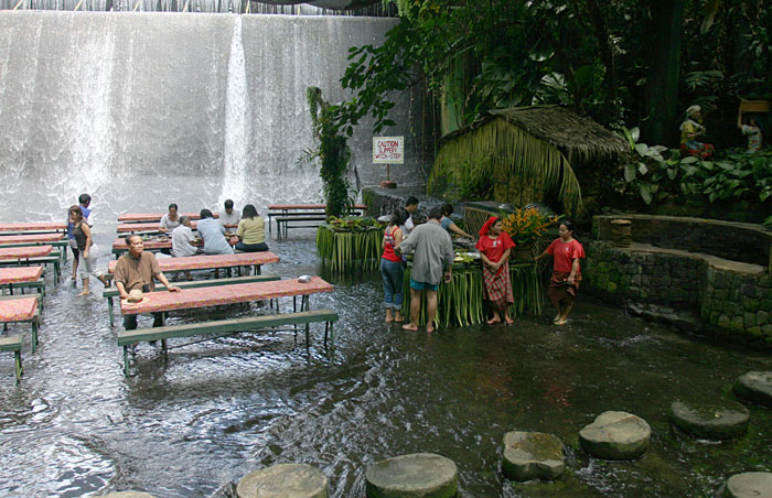 Unik Restoran di bawah Air Terjun - Maulana Aji Pratama