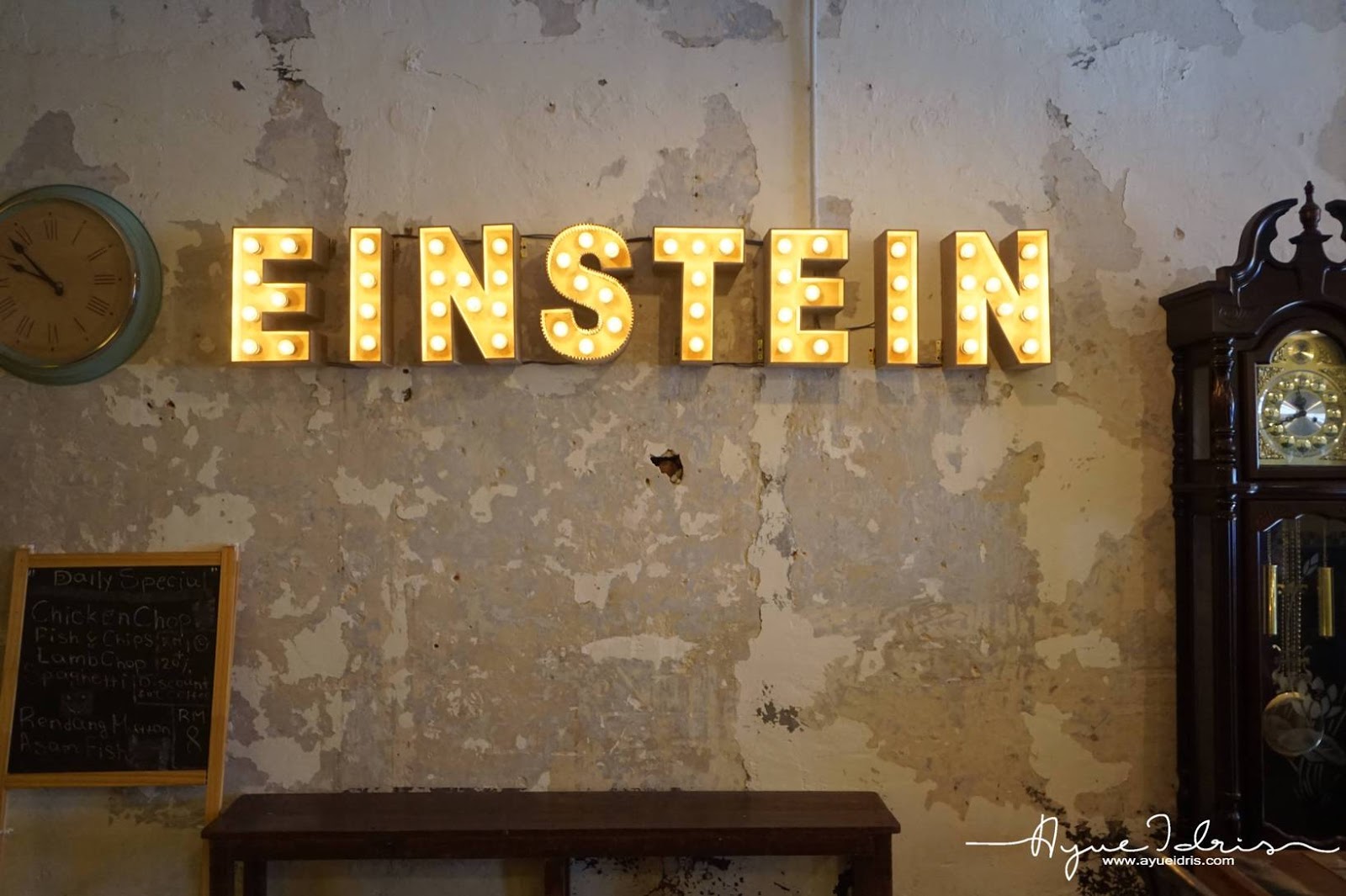Einstein Cafe | Vintage Cafe di Petaling Street KL | AYUE IDRIS