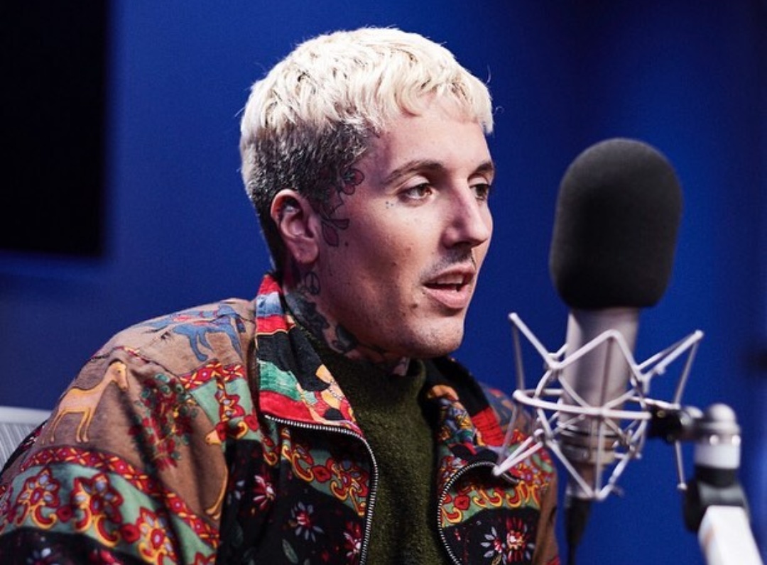 Read and Take: OLIVER SYKES BIOGRAPHY