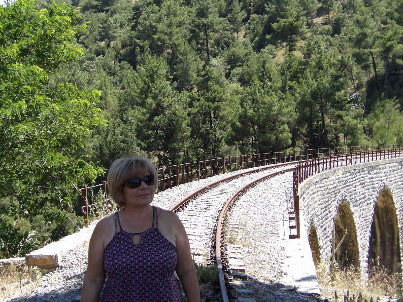 επι-δεξιος (ψάλτης): Επίσκεψη στην ιστορική πέτρινη τραινογέφυρα Μάναρη ...