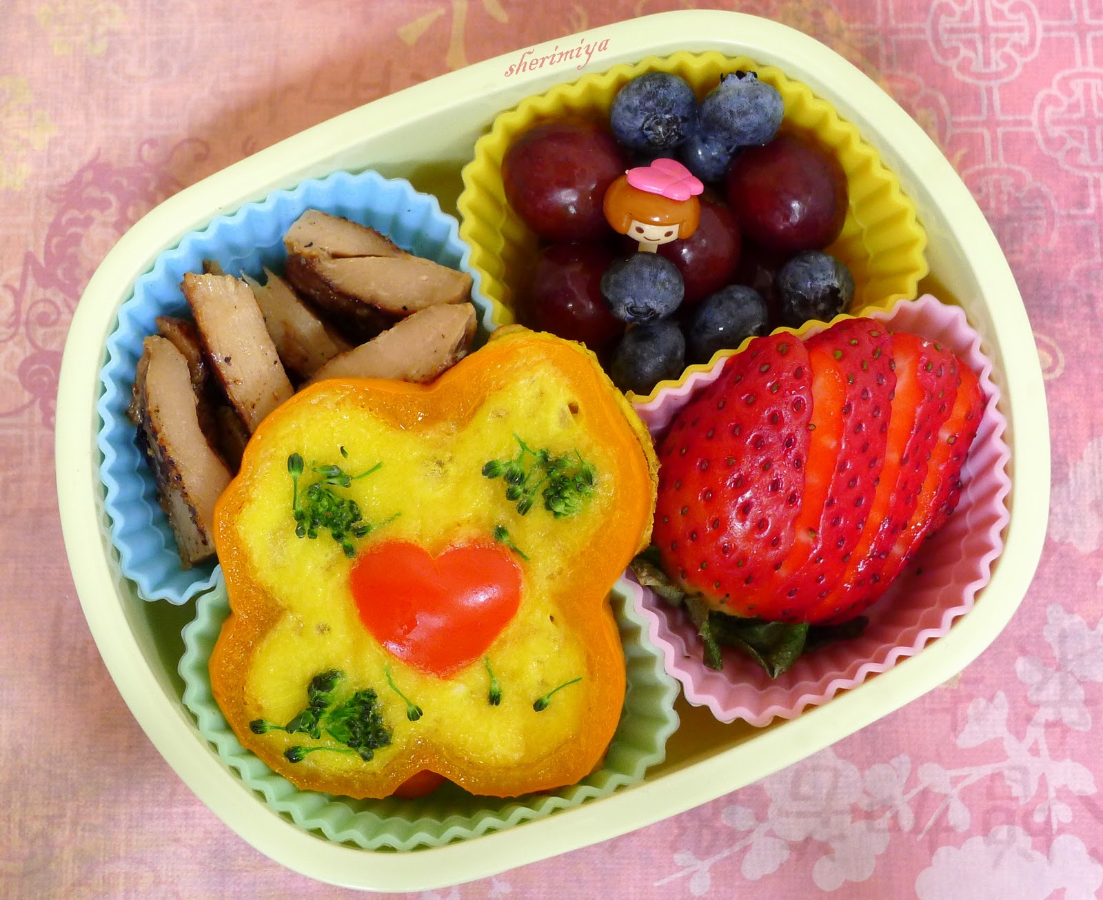 Happy Little Bento: Sweet Pepper Egg Bento