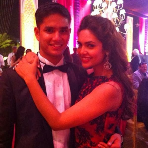 Esha Gupta at her Brother's Wedding Pictures - Bollywood Updates
