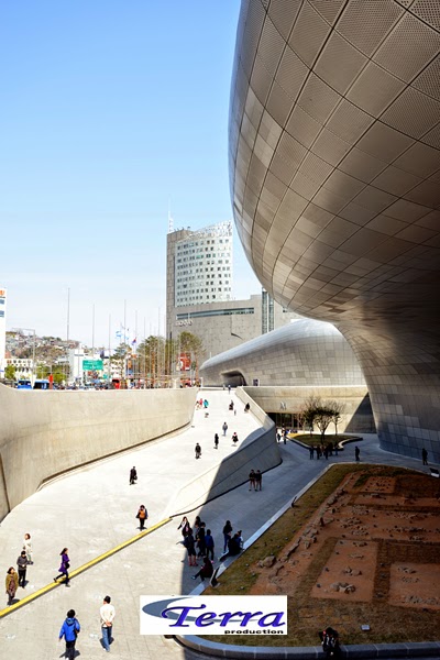 DDP (Dream, Design, Play) in Seoul / 동대문디자인플라자(Dongdaemun Design Plaza ...