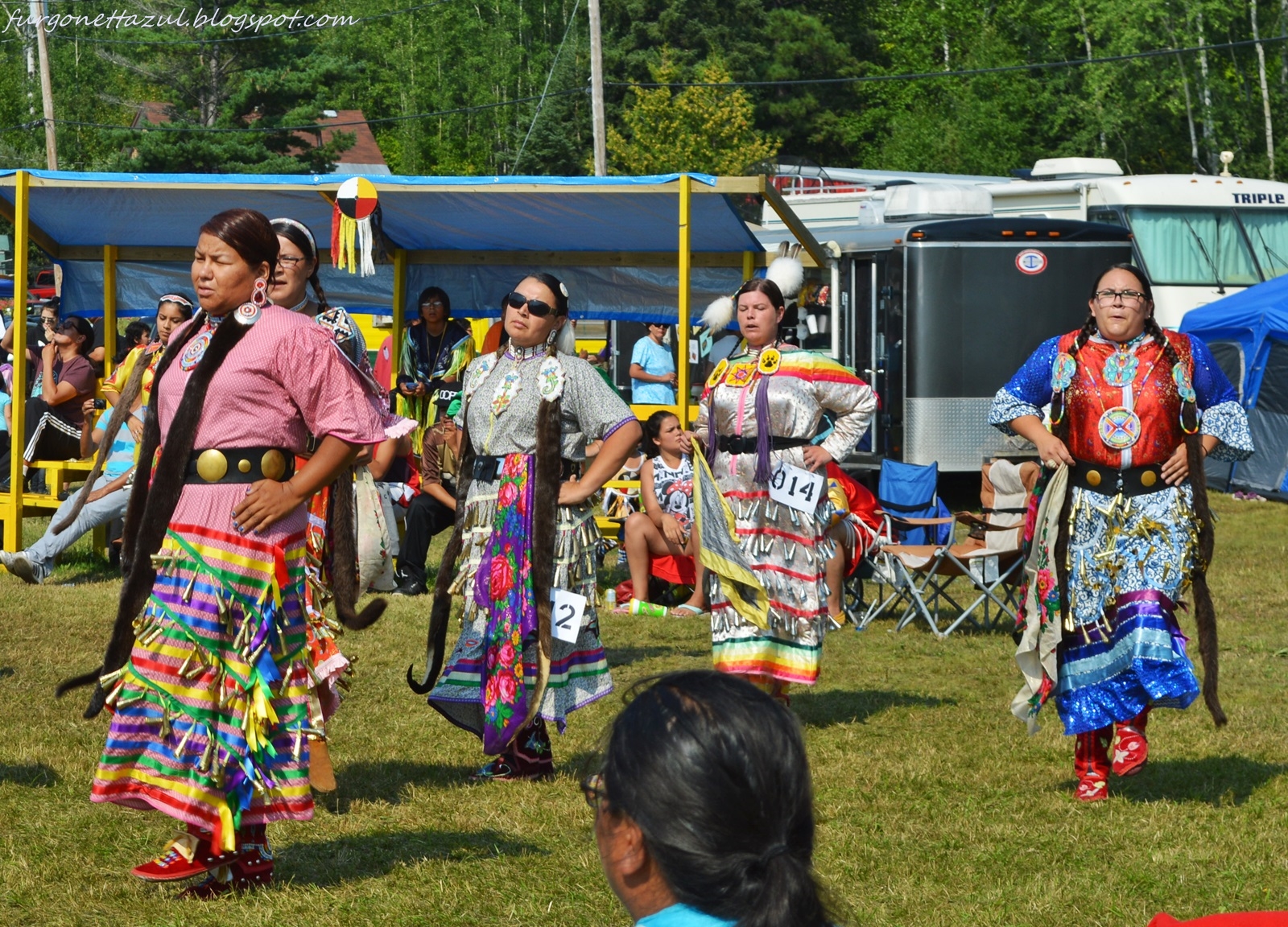 FURGONETA AZUL: POW WOW EN LA RESERVA INDIA DE ROCKY BAY.