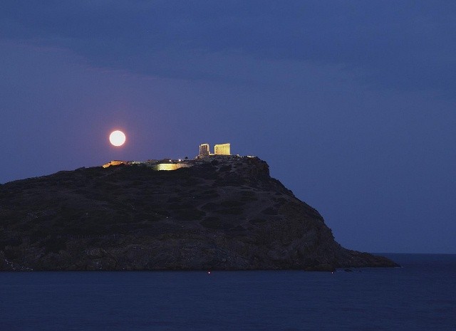 The passion of colors: full moon in Greece!