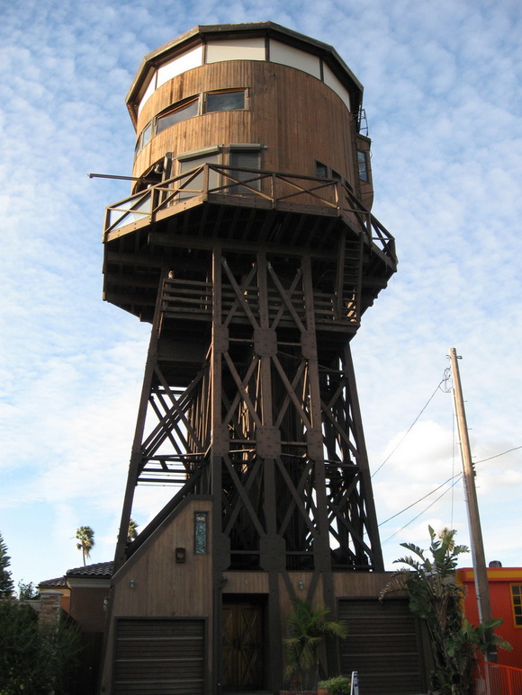 THE WORLD GEOGRAPHY: 14 Unique Water Towers From Around the World